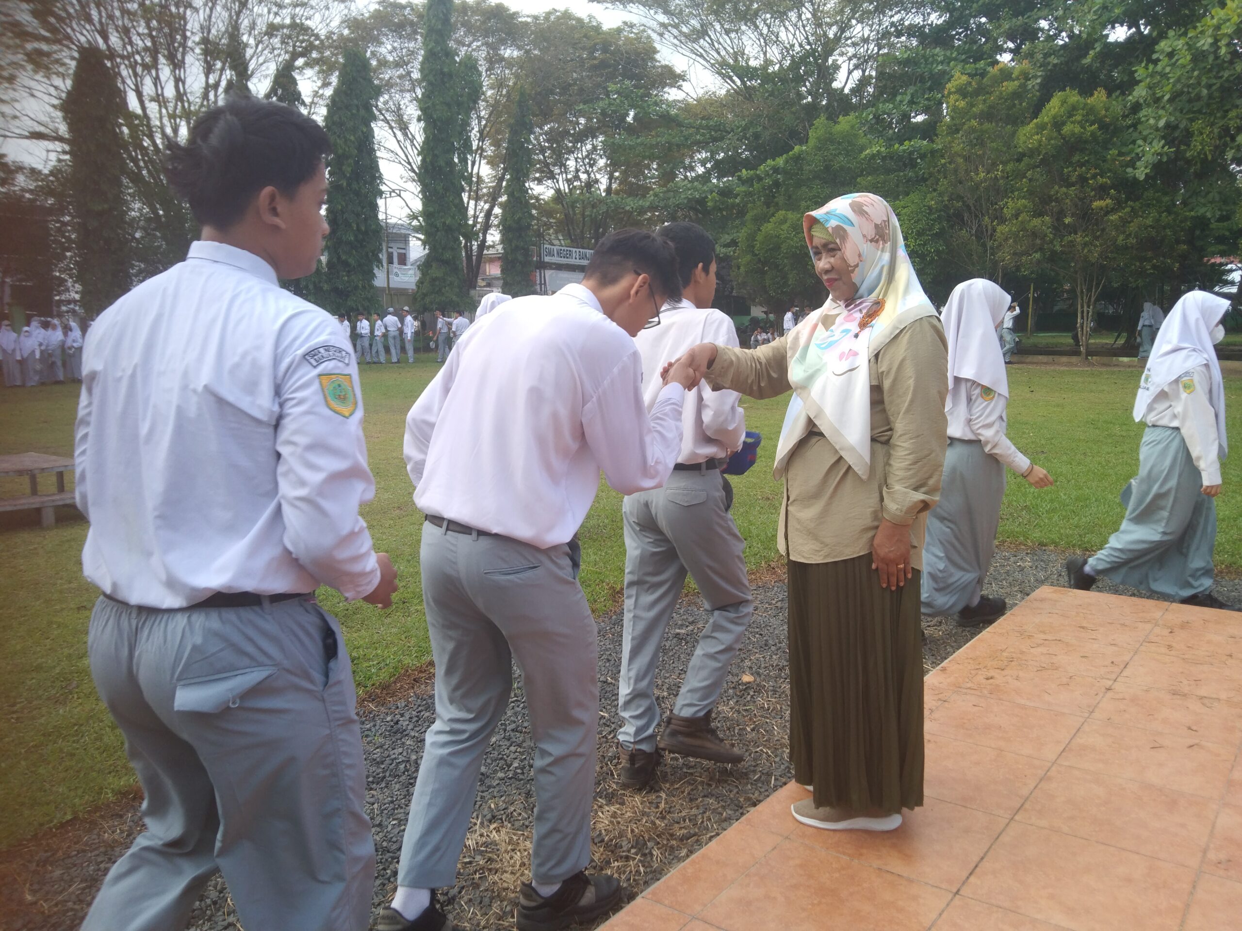 Terima Kasih, Dra. Hj. Endang Suciati: Perpisahan Penuh Makna di SMA Negeri 2 Banjarbaru – SMAN ...